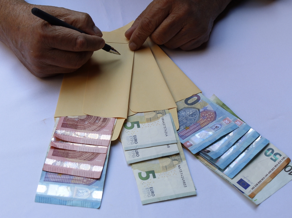 Try The 100 Envelope Saving Challenge